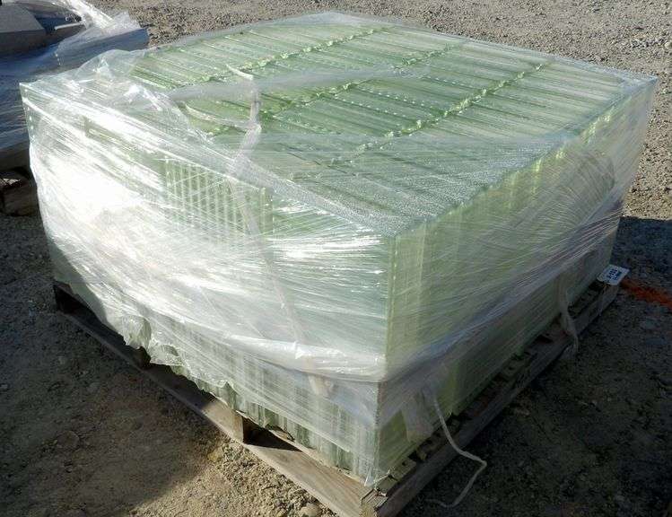 V-152 Glass Blocks - Pickett Auction Service