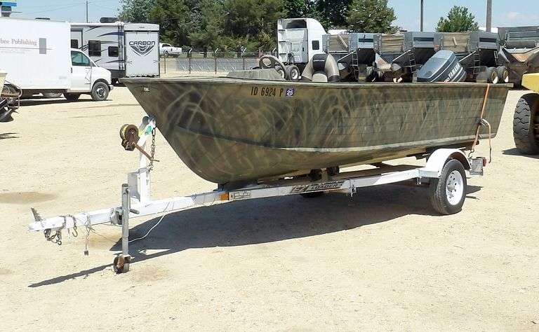 R-680 1982 Spectrum Bluefin 16' Boat - Pickett Auction Service