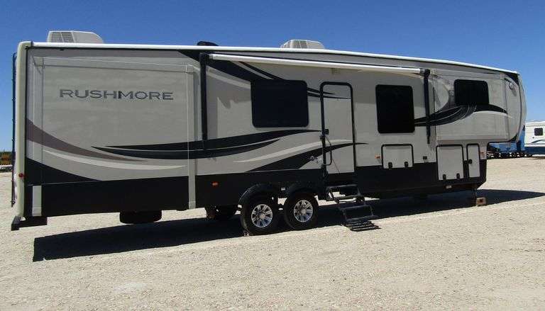 U-727 2015 Rushmore Lincoln 40' Travel Trailer - Pickett Auction Service