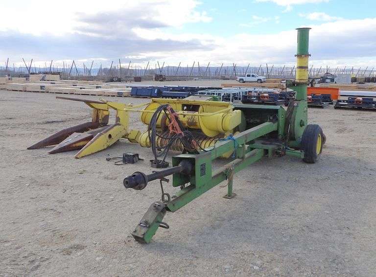 P-894 John Deere 3940 Corn Chopper - Pickett Auction Service