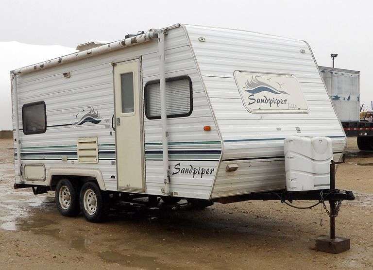 B-1089 2000 Sandpiper T19 Travel Trailer - Pickett Auction Service
