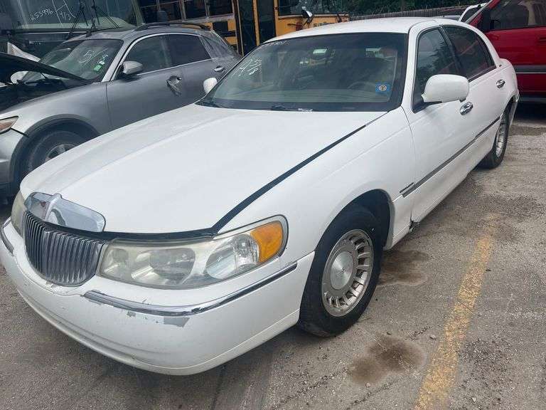 2002 LINCOLN TOWN CAR - Peak Auto Auctions