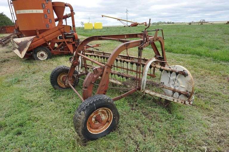 IH 16 Side-Delivery Rake - RH - Offsite - Peterson Land & Auction LLC