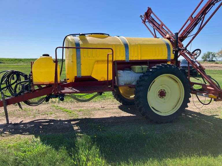 Hiniker Pull-type Sprayer - Offsite - Peterson Land & Auction LLC