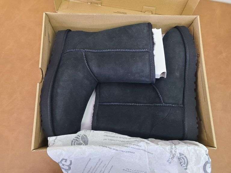 Ladies Size 10 Ugg Classic Short II Boots - Prime Time Auctions, Inc.
