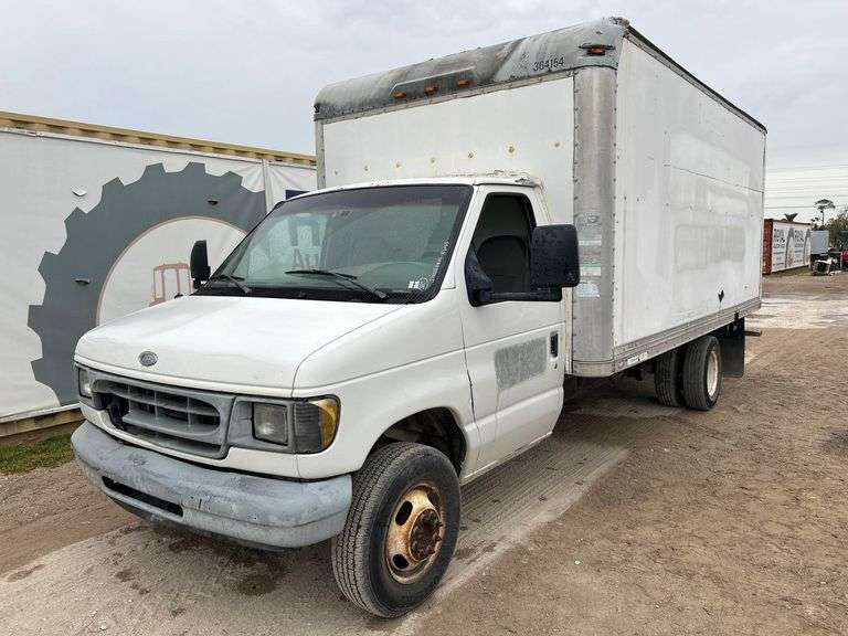 2000 Ford Econoline 16FT Box Van - Royal Auction Group