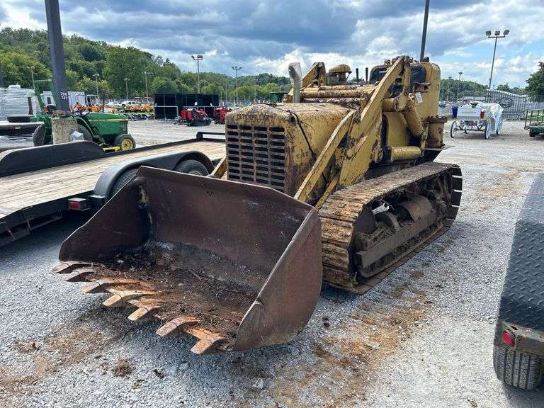 CAT 933 Track Loader - Runs - Rogers Community Auction Inc.