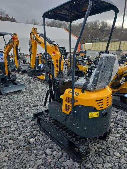 Infront YFE10 Mini Excavator w/ Canopy - Rogers Community Auction Inc.