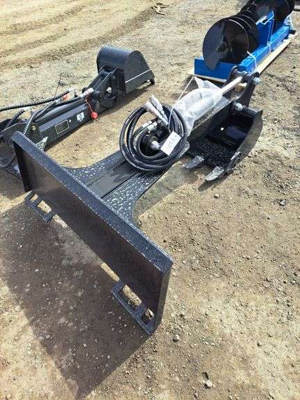 Giyi Skid Loader Backhoe - Rogers Community Auction Inc.