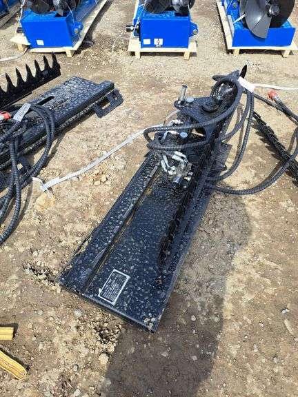 Giyi Skid Loader Hedge Trimmer - Rogers Community Auction Inc.