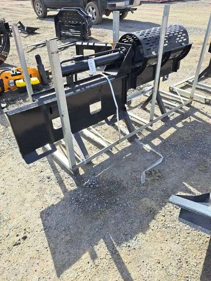 Giyi Skid Loader Log Splitter - Rogers Community Auction Inc.