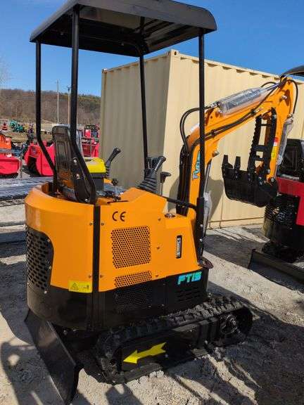 Future FT15 Mini excavator w/ thumb, blade and canopy - Rogers ...