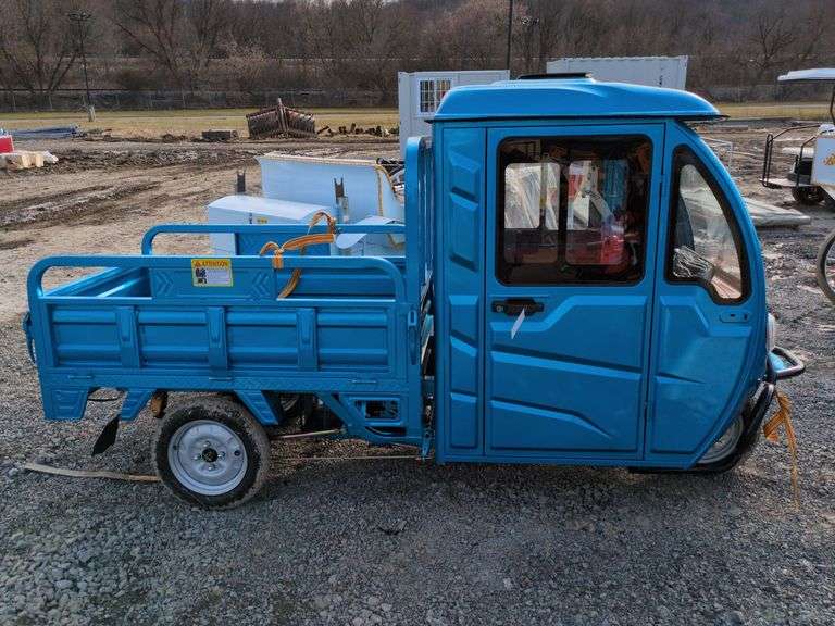 MECO electric three-wheel truck with closed cabin - Rogers Community ...