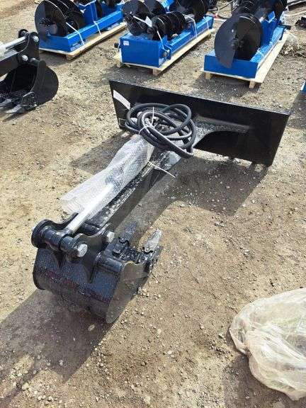 Giyi Skid Loader Backhoe - Rogers Community Auction Inc.