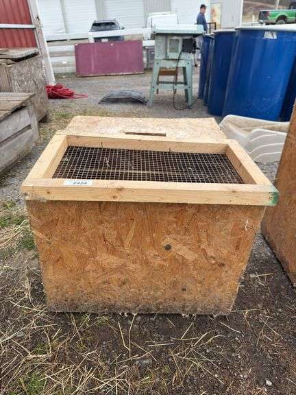 Chicken Brooder Box - Rogers Community Auction Inc.