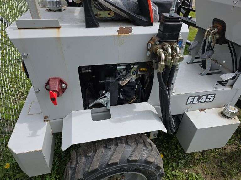 Fland FL45 Mini Articulating Payloader - Rogers Community Auction Inc.