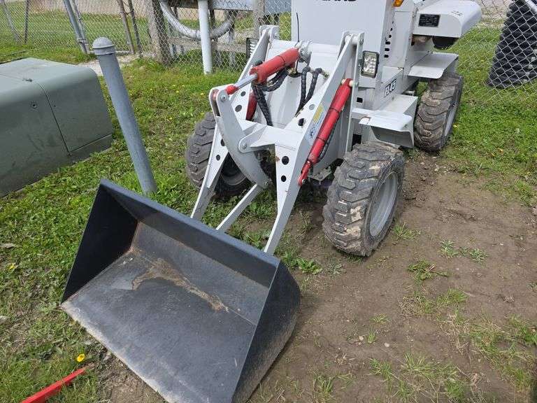 Fland FL45 Mini Articulating Payloader - Rogers Community Auction Inc.