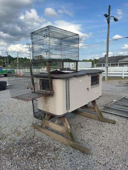 Pigeon Stand/Case - Rogers Community Auction Inc.