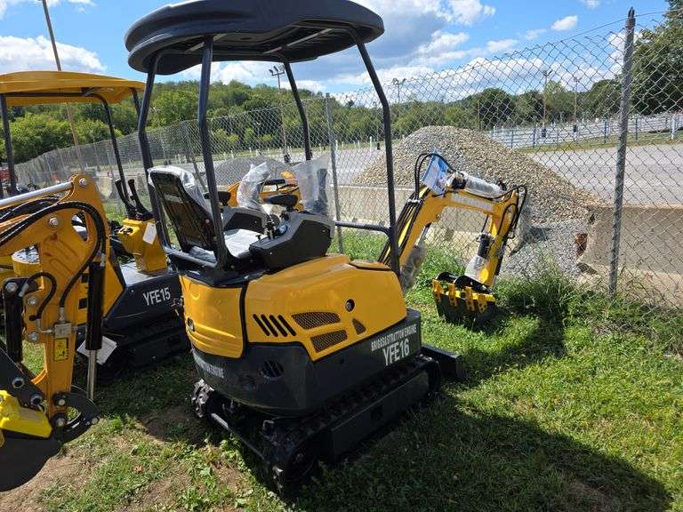 Infront YFE16 Mini Excavator w/ Thumb & Canopy - Rogers Community ...