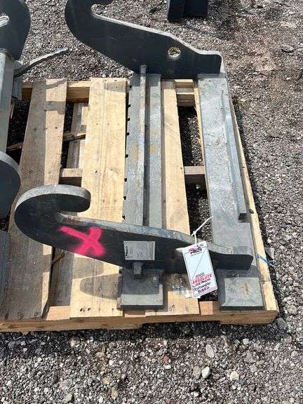 "ABSOLUTE" Weidemann Telehandler Bracket - RES Auction Services