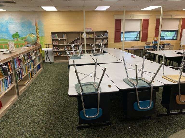 7 tables and 7 chairs - RES Auction Services