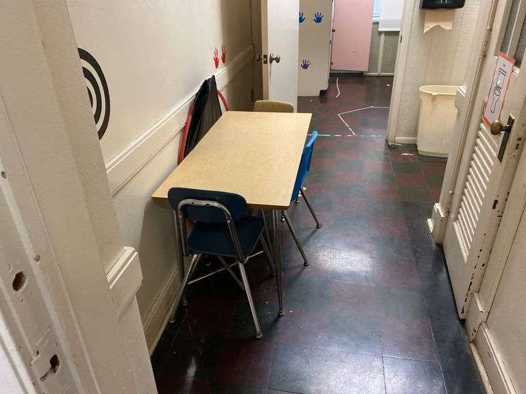 Chairs and desk - RES Auction Services