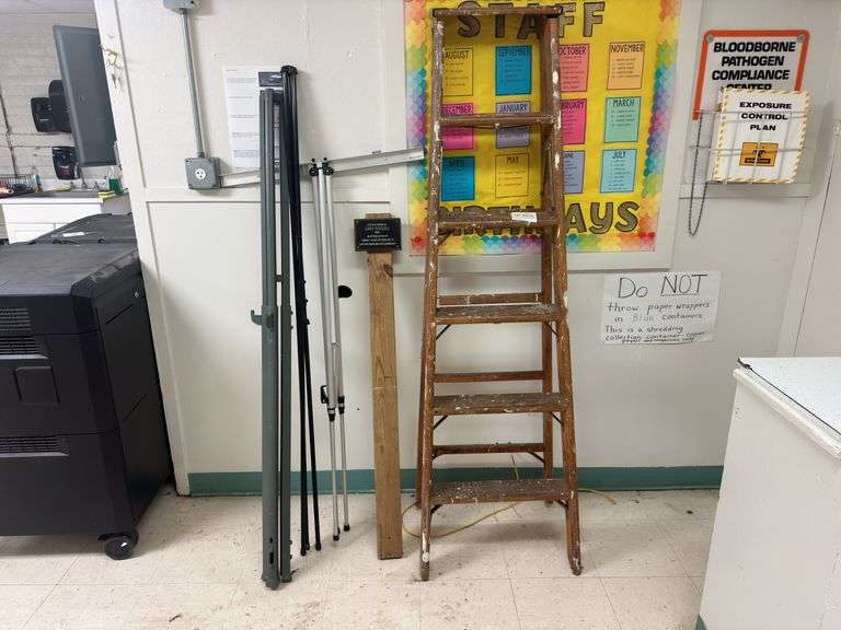 Miscellaneous lot with ladder - RES Auction Services