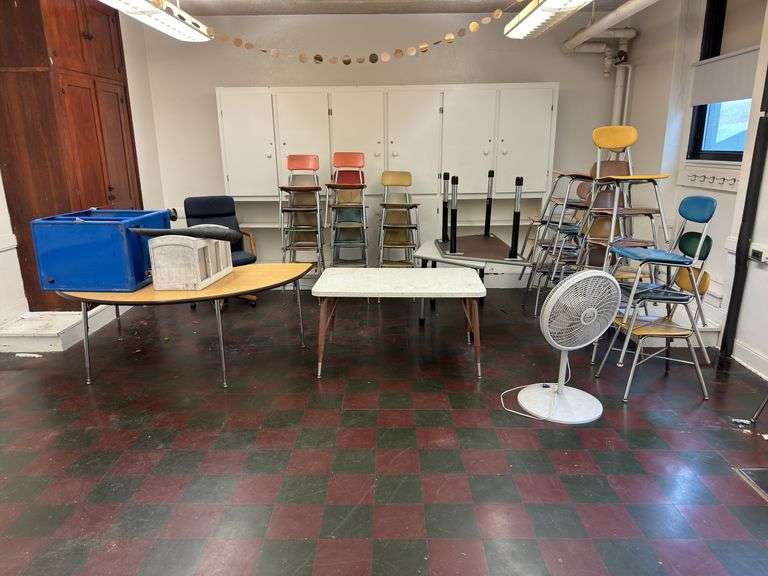 Misc. Classroom Items, Chairs, Desks, Smart Board and Projector - RES Auction Services