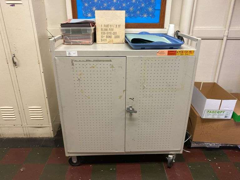 Metal rolling cart - RES Auction Services