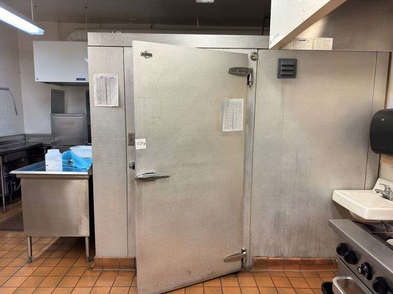 Leer Walk In Freezer - RES Auction Services