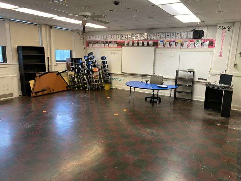 Student chairs, round table , miscellaneous classroom items - RES Auction Services