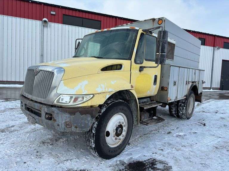 2002 International 4300 Semi Truck - RES Auction Services