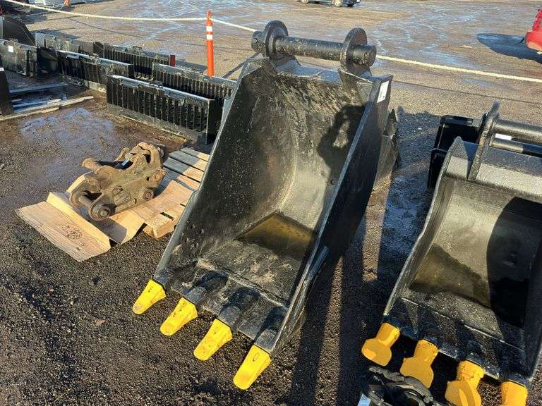 36" PC400 Bucket - RES Auction Services