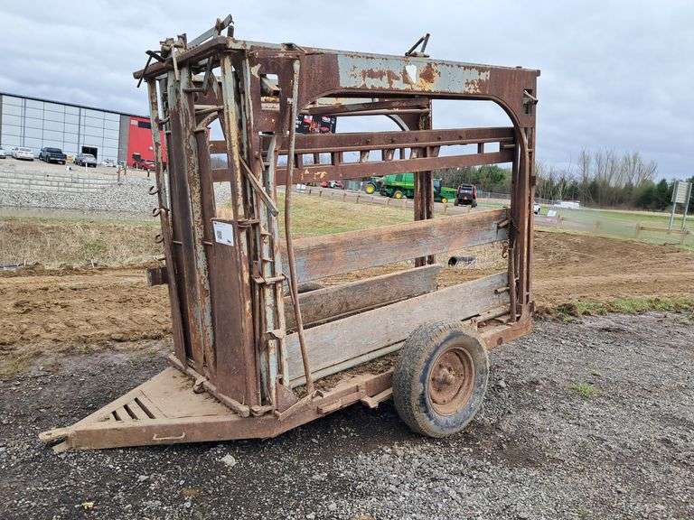 Portable Cattle Squeeze Chute - RES Auction Services