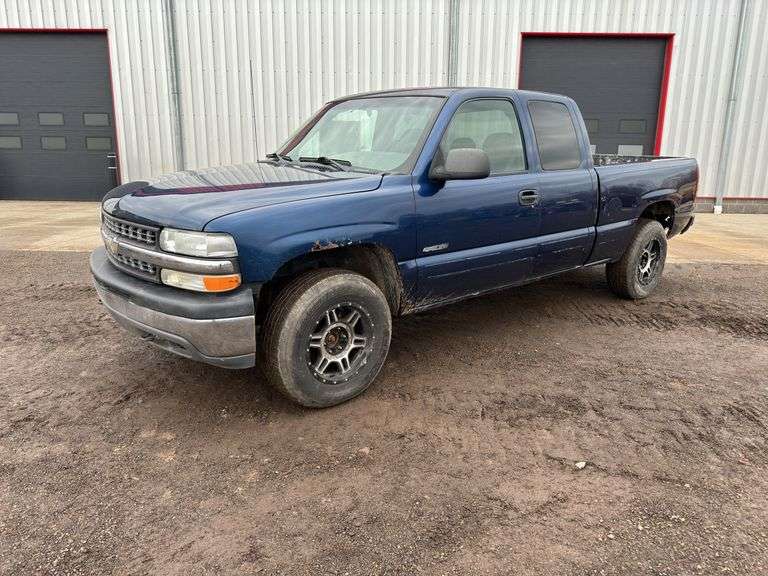 2001 Chevrolet Silverado Ext. Cab Pickup - RES Auction Services