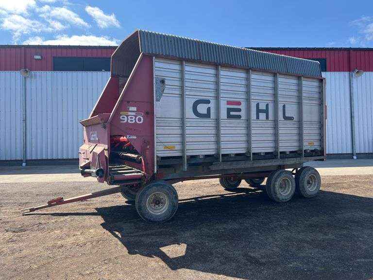 Gehl 980 16' Silage Wagon - RES Auction Services