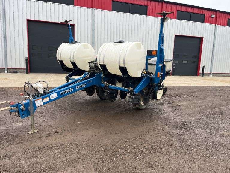 Kinze 3000 4 Row Corn Planter - RES Auction Services
