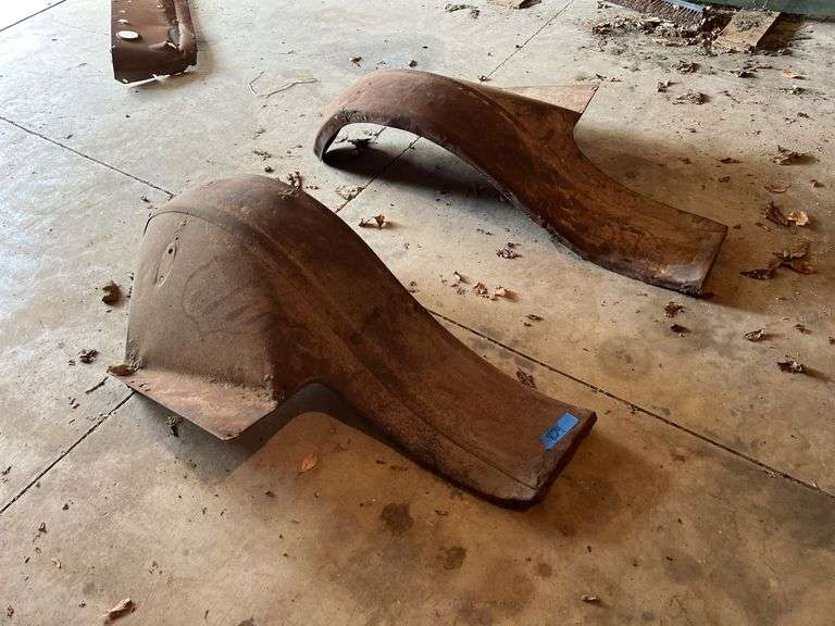 (2) Front Fenders - RES Auction Services