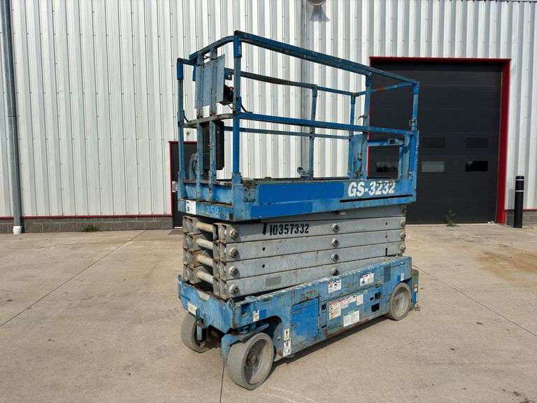 Genie GS 3232 Scissor Lift - RES Auction Services