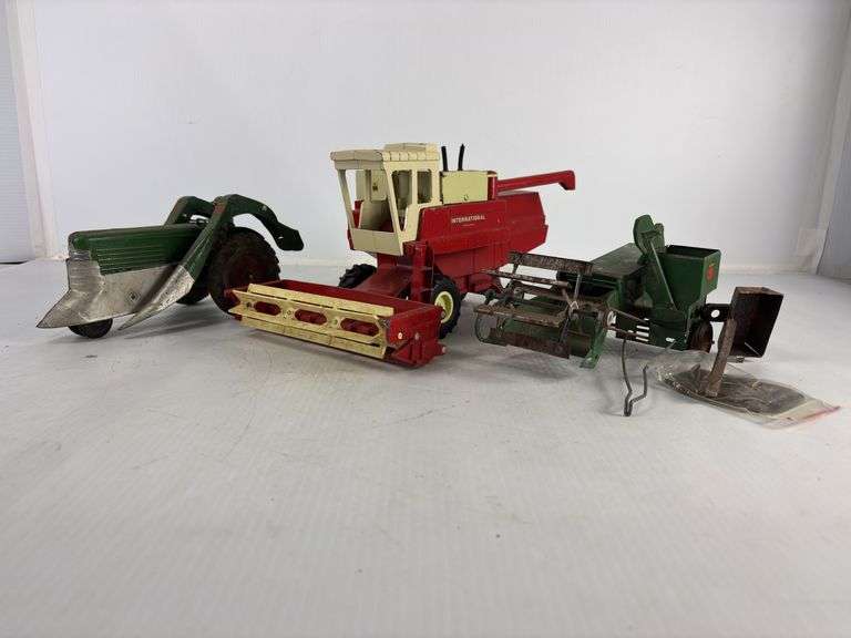 Oliver Tractor Corn picker, International combine, Oliver combine, all ...
