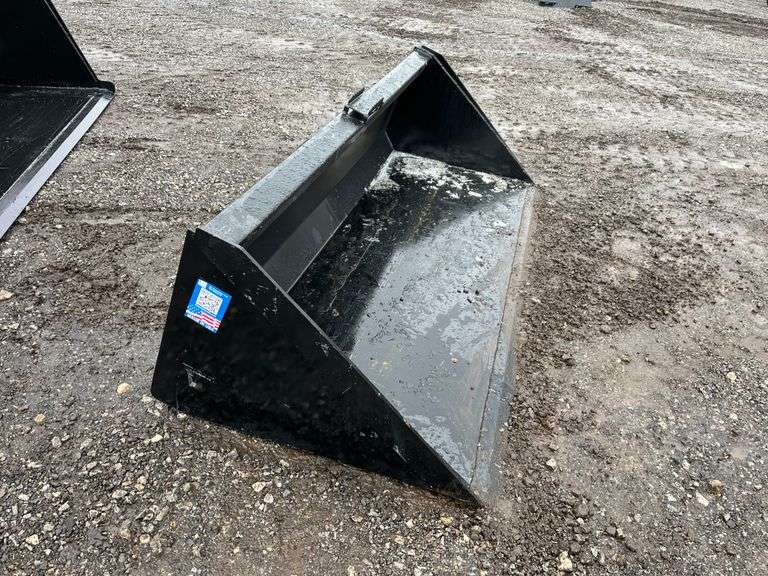 90" QT Bucket w/ Blade - RES Auction Services