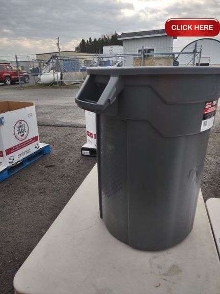 Suncast 32 gallon garbage can - Rideau Auctions