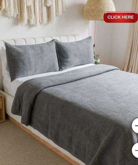 Jennifer Adam’s Queen coverlet - Rideau Auctions