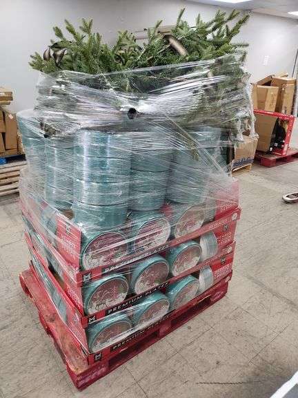 Pallet: Member's Mark Holiday Dinner Paper Plates w/Pre-Lit Tree & Suit ...