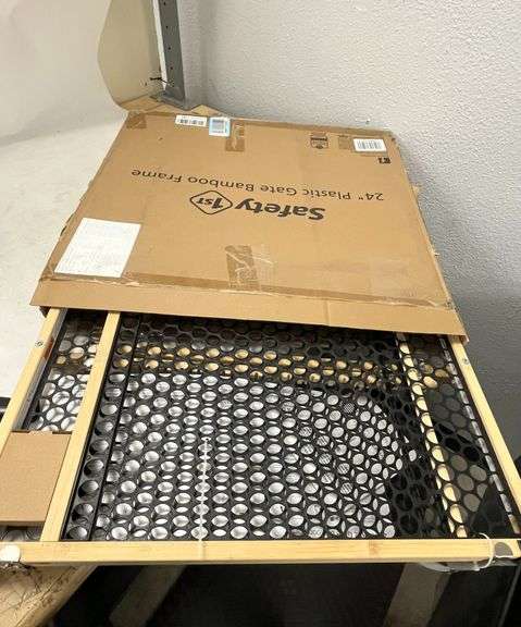 Safety 1st 24" Plastic Gate w/ Bamboo Frame, Like New/Open Box - Rio ...