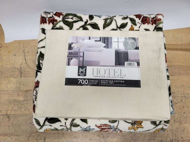 COZY BUNDLE: MEMBERS MARK Floral Print Throw Blanket MEMBERS MARK Hotel ...