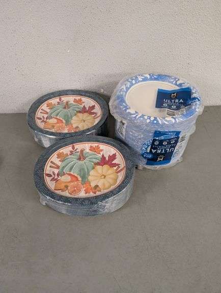 Member's Mark Holiday Oval Paper Plates, 10" x 12", 50 ct., and Ultra ...