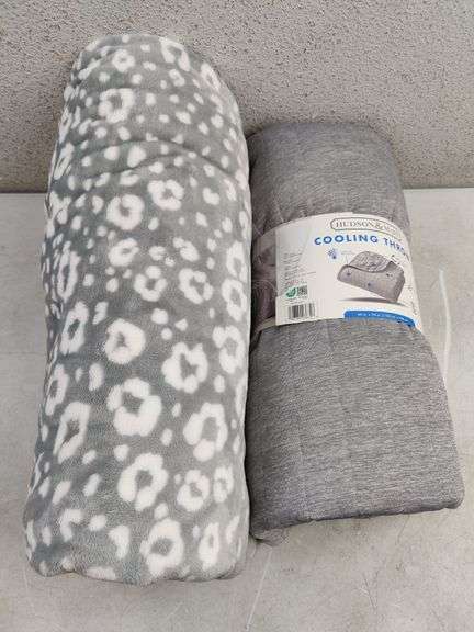 HUDSON&MAIN Cooling Throw & MEMBERS MARK Fleece Throw | Open Box - Rio ...