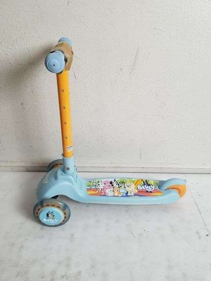 BLUEY 3-Wheel Ultimate Light-Up Scooter | Open Box - Rio Grande Trade