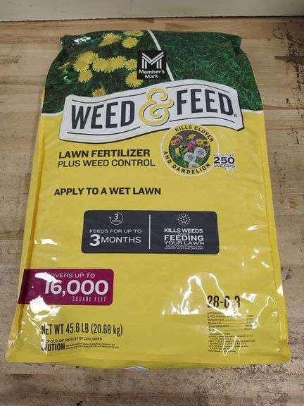 MEMBER'S MARK Weed & Feed Lawn Fertilizer & Weed Control, 45.6lbs ...